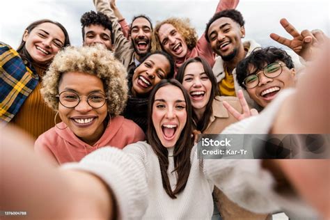 카메라에 미소 큰 그룹 셀카 샷을 복용 다인종 친구 야외에서 서 있는 젊은 이들을 웃고 재미 쾌활한 학생들은 학교 밖에서 초상화 인적 자원 개념 단체에 대한 스톡 사진 및