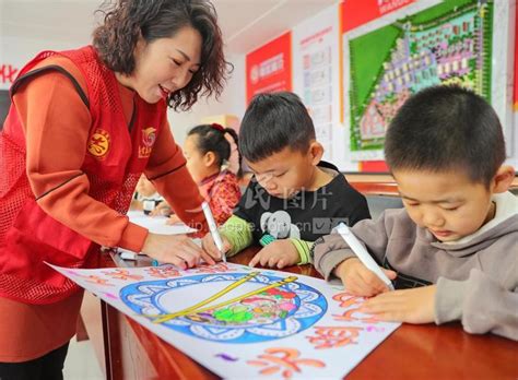 河北秦皇岛彩笔绘光盘 倡导文明风尚 人民图片网