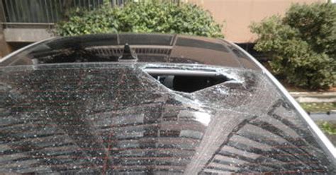 태풍으로 깨진 유리에 차 부서지면