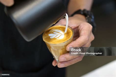 라떼 아트로 커피를 만드는 바리스타 찐 우유를 에스프레소 한 잔에 붓고 라떼 표면에 패턴이나 디자인을 만들어 낸 것입니다 라떼아트에 대한 스톡 사진 및 기타 이미지 Istock