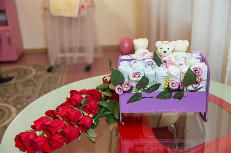 흰색 장난감 인형 반대 쪽 거울에 꽃다발 유리 거울에 웨딩 꽃다발의 반사 유리 테이블에 장미 장미의 꽃 배열 드롭 개념에 대한 스톡 사진 및 기타 이미지 Istock