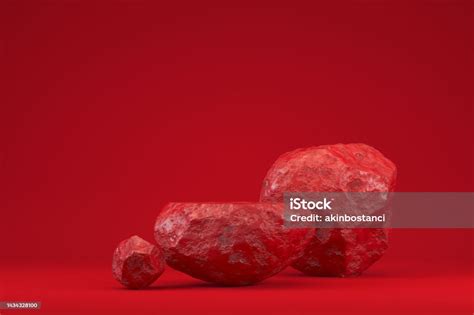 빈 붉은 바위 돌 콘크리트 연단 받침대 스탠드 전시 무대 제품 프레젠테이션 빨간색 배경 새해 크리스마스 색상 0명에 대한 스톡