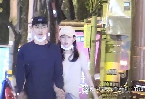 杨玏与女友感情稳定！两人牵手散步好甜，雨中骑车同回住处