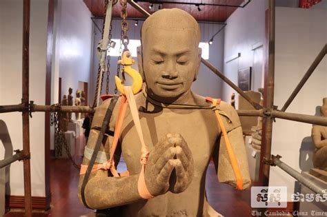 ព្រះហស្តទាំងពីររបស់ព្រះបាទជ័យវរ្ម័នទី៧ ត្រូវបានតភ្ជាប់ សុីសុីថាមស៍