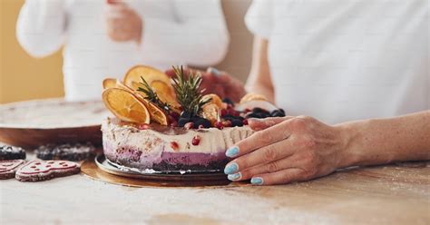 손녀와 함께 부엌에서 다이어트 케이크를 준비하는 여성의 모습을 닫습니다 사진 Unsplash의 음식 이미지