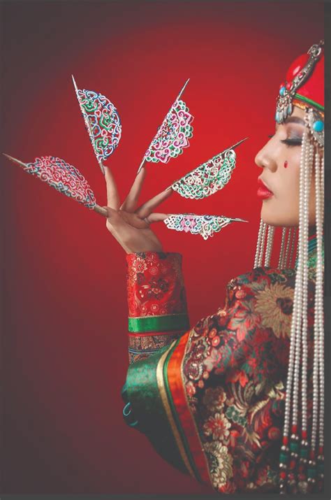 Д Хонгорзул Уламжлалт хээг хумсан дээр урлалаа