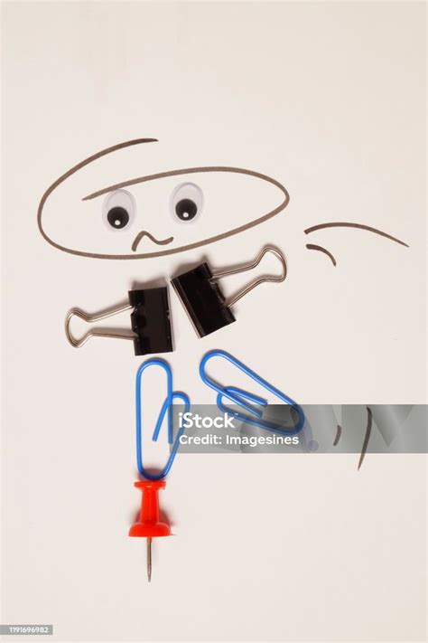 비즈니스와 라이프 스타일 밸런스 컨셉과 푸시 핀 의 상단에 사람을 균형 종이 클립과 빨간 핀과 드로잉 헤드로 만든 일과 삶의 균형의 그림 개념에 대한 스톡 사진 및 기타