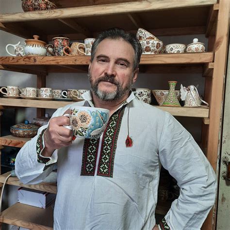 Сьогодні в руках — жменька глини Ще мить — і вона стане тарілкою