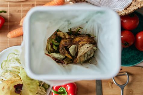 유기농 식품 남은 음식과 보카시 밀기울이 담긴 퇴비 용기 생물학적 폐기물 분해를 위한 가정용 쓰레기통 지속 가능성과 제로