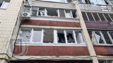 Вибиті шибки спалені автомобілі та кіоски у КМВА показали наслідки нічної атаки на Київ ФОТО