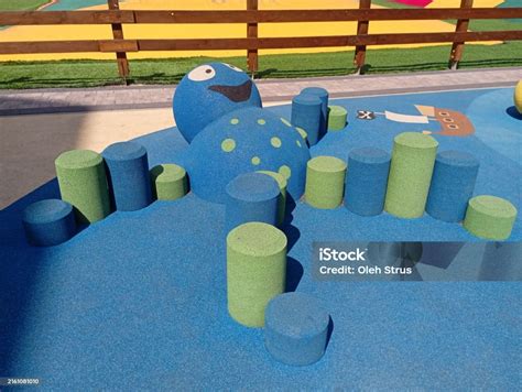재미있는 눈사람 형태의 놀이터에 있는 파란색 어린이 명소 시소 어트랙션에서 다양한 높이의 부드러운 발걸음 개발에 대한 스톡 사진 및 기타 이미지 Istock