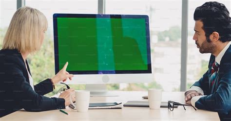 사무실 테이블에 녹색 스크린 크로마 키 Tv 또는 컴퓨터가 있는 회의실의 비즈니스 사람들 화상 회의에서 만나는 사업가와 사업가의 다양한 그룹 사진 Unsplash의