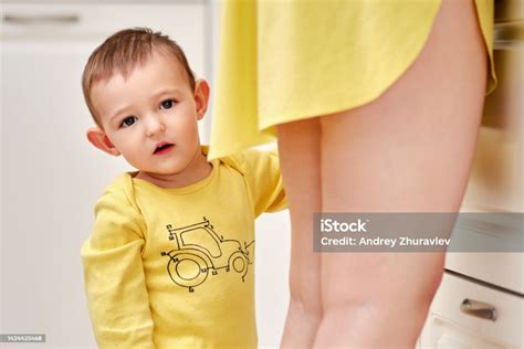 슬픈 유아 아기 소년은 부엌에서 어머니 다리를 들고 어린 나이는 일년 배고픈에 대한 스톡 사진 및 기타 이미지 배고픈 아들 어머니 Istock