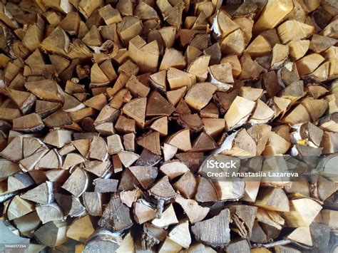 천연 나무로 만든 통나무 더미 사진 배경 겨울 동안 장작 수확 난방 주택 텍스처 벽난로 장작 자작 나무 보드 매크로 심카 복사 공간 0명에 대한 스톡 사진 및 기타 이미지