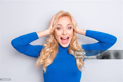 세련 된 예쁜 귀여운 매력적인 좋은 행복 흥분된 금발 여자 카메라를 보고 머리에 손을 잡고 블루 롤 목에 회색 배경에 고립의 전체의 초상화 경영자에 대한 스톡 사진 및 기타