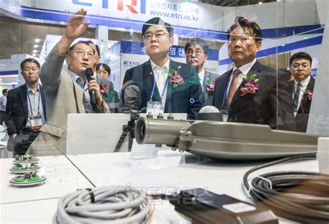 포토 국제 광융합 엑스포 부스 둘러보는 내빈들 디지털타임스