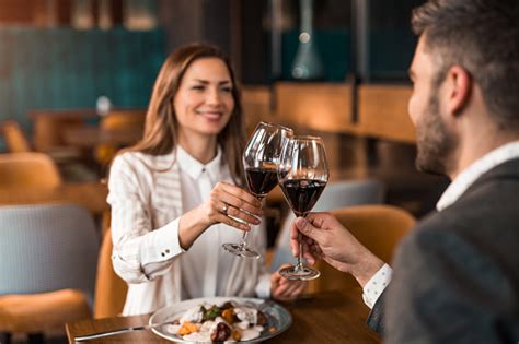 레스토랑에서 점심과 와인과 함께 토스트를 하는 우아한 커플 식사 식품 및 음료에 대한 스톡 사진 및 기타 이미지 식사 식품 및 음료 커플 클로즈업 Istock