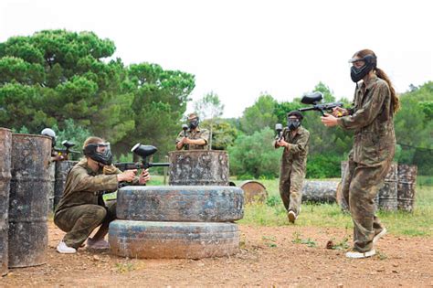 페인트볼을 연주하는 총을 가진 두 개의 적극적인 상대 팀 페인트볼 게임에 대한 스톡 사진 및 기타 이미지 페인트볼 게임 18 19세 20 24세 Istock