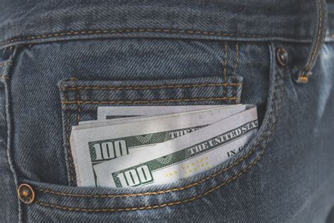 รูปภาพฟรี ท่องเที่ยว กางเกงขายาว เงินสด ลิง ดอลลาร์ เงินกระดาษ อุดมไปด้วย ประหยัด จักร