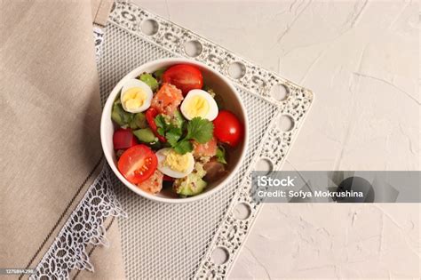 건강한 음식 소금에 절인 연어 삶은 메추라기 달걀 신선한 야채 고수 퀴노아 샐러드 0명에 대한 스톡 사진 및 기타 이미지 0명 건강한 식생활 고수 Istock
