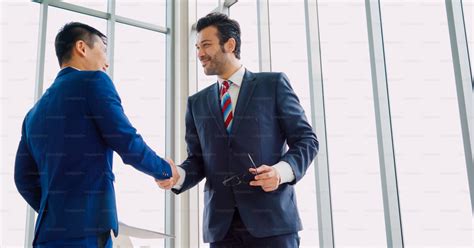 비즈니스 사람들은 금융 거래 계약에 대한 전문적인 합의를 보여주는 회사 사무실에서 악수합니다 사진 Unsplash의 양복 이미지