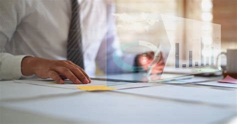 디지털 태블릿에서 분석 데이터로 작업하는 사업가 사진 Unsplash의 태국 이미지