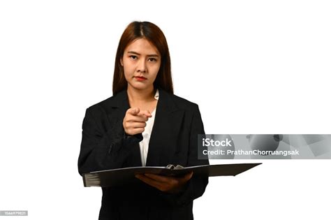 검은 양복을 입고 바인더를 들고 카메라를 손가락으로 가리키는 엄격한 진지한 사업가 25 29세에 대한 스톡 사진 및 기타 이미지 25 29세 가리키기 공란 Istock