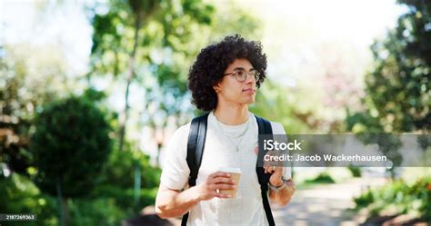 자연 산책 커피 배낭 안경을 들고 대학으로 아침 출근하는 캠퍼스의 남자 성장 발달 및 음료 생각 및 영감이있는 녹색 정원 공원의 대학생 20 24세에 대한 스톡 사진 및