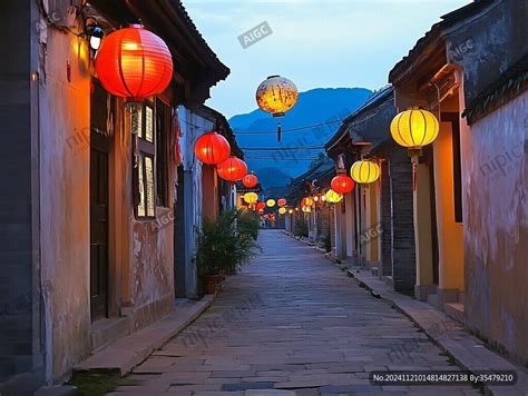Ai创作图灯笼街道 挂满灯笼的小街 巷道游人红灯笼 古巷灯光 古街晚霞 红灯笼古街道 灯笼街 天灯巷 挂满灯笼的街道 古街的傍晚 会安灯笼街 傍晚古街 古巷夜景 红灯笼古街 宋代村街nipic