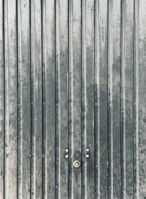 두 개의 손잡이가있는 금속 문 클로즈업 사진 Unsplash의 무료 금속 배경 이미지