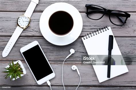 나무 테이블에 스마트폰 이어폰 컵 커피 노트북 및 손목 시계 0명에 대한 스톡 사진 및 기타 이미지 0명 검은색 노트 Istock