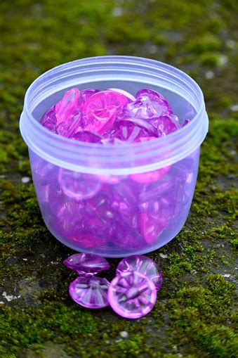 녹색 잔디 소프트 포커스 자연 녹색 흰색 배경에 흰색 플라스틱 상자에 있는 무리 분홍색 보라색 버튼을 닫습니다 0명에 대한 스톡 사진 및 기타 이미지 Istock