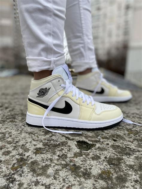 Nike air jordan 1 mid coconut milk жіночі високі кросівки найк джордан ...