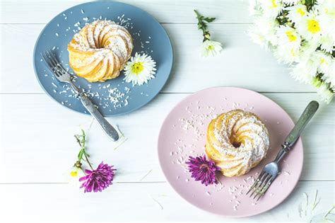 핑크와 회색 흰색 테이블에 접시에 코코넛 칩과 함께 맛 있는 케이크 0명에 대한 스톡 사진 및 기타 이미지 0명 갈색 감자 칩 Istock