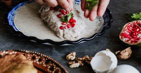 Poblano 칠리와 재료로 칠레 En Nogada 레시피를 요리하는 멕시코 여성 푸에블라 멕시코의 전통 요리 사진