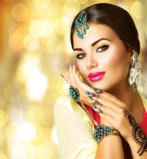 Indisches Frauenportr T Des Brunette Indisches M Dchen Im Sari Mit Mehndi Stockbild Bild Von