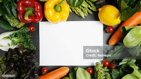 신선한 유기농 야채 배경과 테이블에 흰색 빈 종이의 프레임 건강 식품 개념 상단보기 개념에 대한 스톡 사진 및 기타 이미지 개념 개념과 주제 건강한 생활방식 Istock