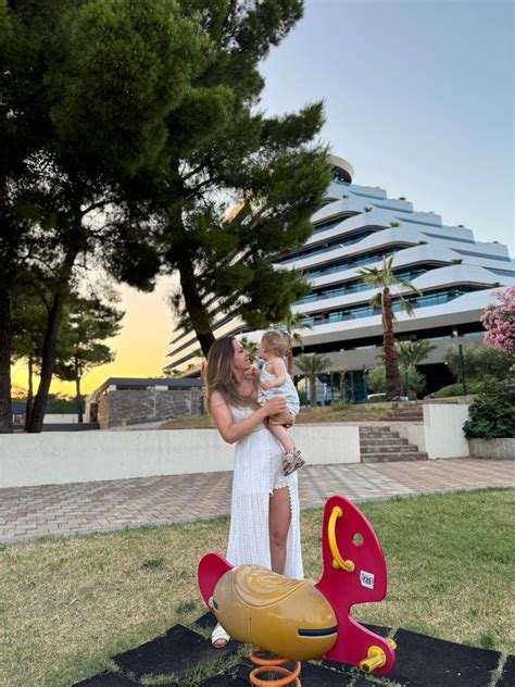 Nina Karahođa Na Moru U Hrvatkoj