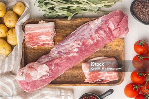 신선하고 생고기 그릴이나 베이킹 세이지 감자 나무 트레이 화이트 스톤 배경 상단 보기 플랫 러워 재료와 허브를 곁들인 등심 돼지 고기 필레 의 전체 조각 0명에 대한 스톡