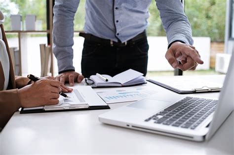 비즈니스 사람들 회의 디자인 아이디어 전문 투자자 프로젝트를 새로운 시작 일 개념입니다 사무실에서 계획 하는 사업 개념에 대한 스톡 사진 및 기타 이미지 Istock