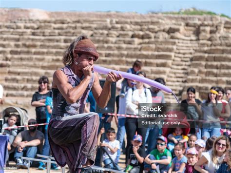 푸 림 축제에 방문자에 대 한 팽창 식 공 성능 표시의 참가자 유적 오래 된 도시가 이사 랴 이스라엘 갈색에 대한 스톡 사진 및 기타 이미지 Istock
