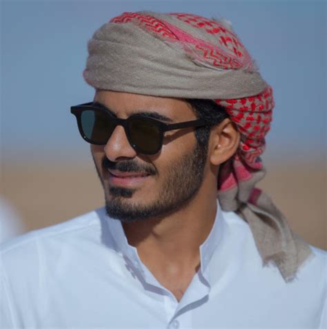 Неговата слабост са красивите жени той се къпе в лукс и злато Кой е шейхът красив като Аполон