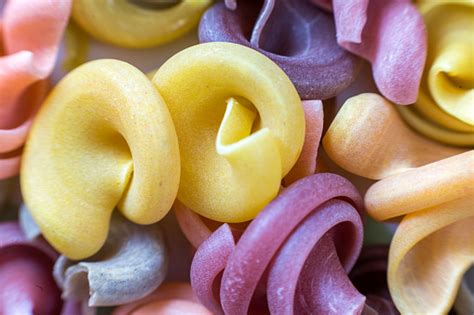 클로즈업 원시 건조 한 다채로운 국수 파스타 추상적인 배경 이탈리아 전통 요리 인기 성분 영양 건강 한 맛 다이어트 개념입니다 건강한 식생활에 대한 스톡 사진 및 기타