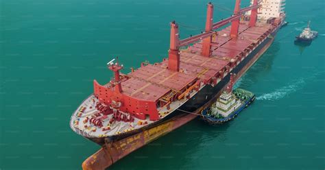 컨테이너를 적재하기 위해 항구로 가는 빈 컨테이너 선박 병참술 사업 수입품 수출 선박 또는 수송 사진 Unsplash의 배 이미지