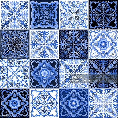 시칠리아 스페인어 포르투갈어 모로코 지중해 마졸리카 세라믹 페인팅 스타일의 꽃 장식과 함께 수채화 의 원활한 패턴 회색 솔기 바틱 프린트가있는 벽지 장식 0명에 대한 스톡