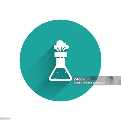 긴 그림자로 분리 된 흰색 테스트 튜브 및 플라스크 화학 실험실 테스트 아이콘 실험실 유리 표지판 녹색 원 버튼입니다 벡터 일러스트레이션 개발에 대한 스톡 벡터 아트 및