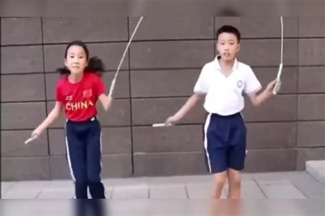 强身健体的花式跳绳两个人配合的太默契了让人看得眼花缭乱 跳绳