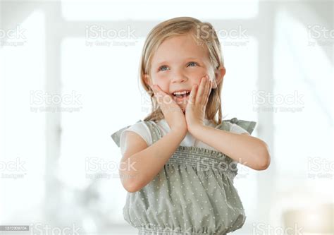 집에서 혼자 서 서 있는 사랑 스러운 어린 소녀의 샷 및 보고 놀랄 6 7 살에 대한 스톡 사진 및 기타 이미지 6 7 살 가정 생활 개발 Istock