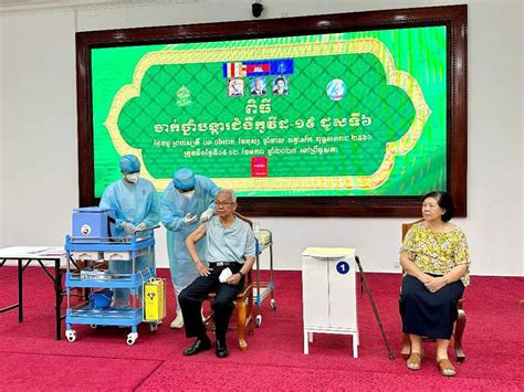 លោកស្រីវេជ្ជបណ្ឌិត ឱ វណ្ណឌីន ចុះត្រួតពិនិត្យដំណើរការចាក់វ៉ាក់សាំងកូវីដ ១៩ ដូសជំរុញ ដូសទី៦