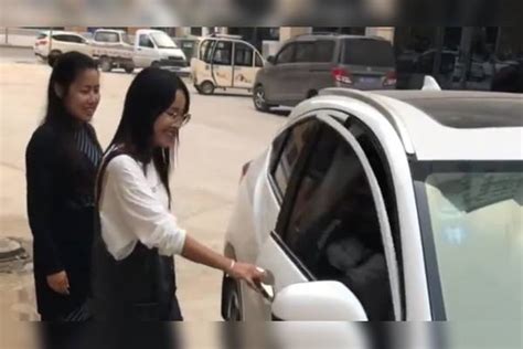 女村长第一次遇到这种事，你说尴尬不，居然不知道车门在哪！